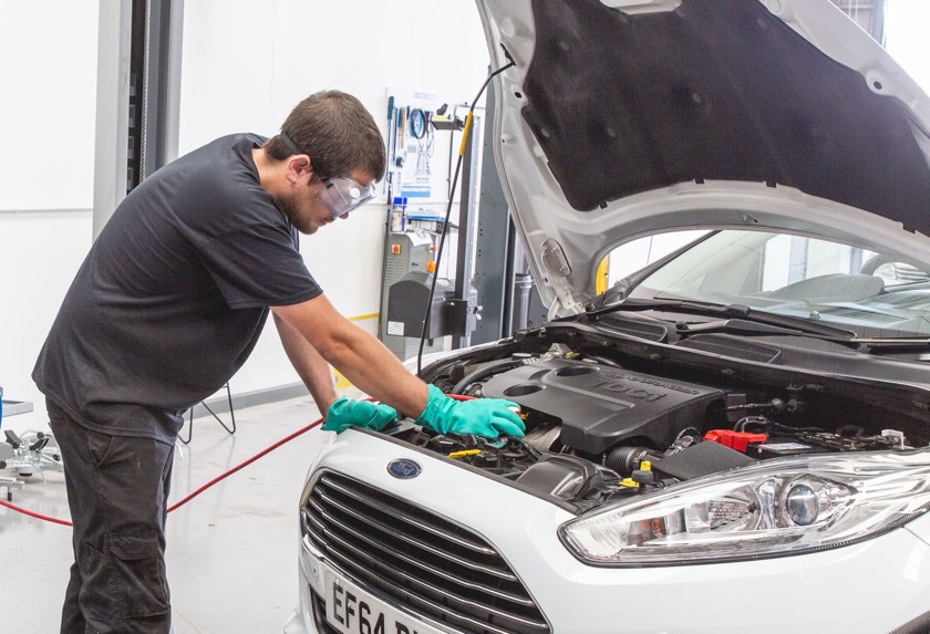 Guide to Common Car Terms - UK vs USA | Mr Tyre